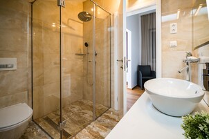 Vila luxo, 3 quartos, piscina particular, vista para o mar | Banheiro | Chuveiro, secador de cabelo, toalhas de banho, sabonete
