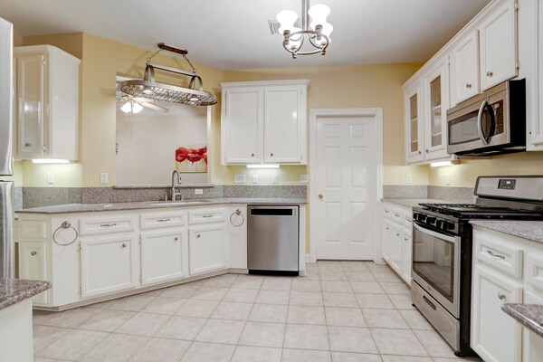 Cheerful 3 Bedroom Townhome - League City, TX