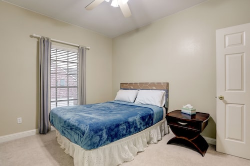 Cheerful 3 Bedroom Townhome - League City, TX
