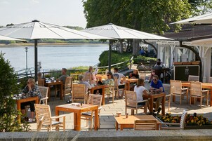 Terraço com espreguiçadeiras