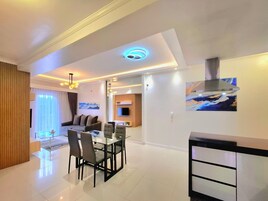 Apartamento de Luxo, 3 quartos | Sala de estar | Televisor de 42 polegadas com canais por cabo 