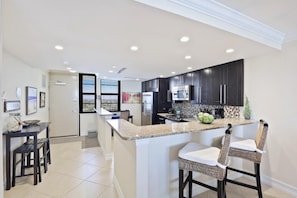 Condo, 1 cama King (Condo on beach with pool, gym and ten) | Cozinha privada