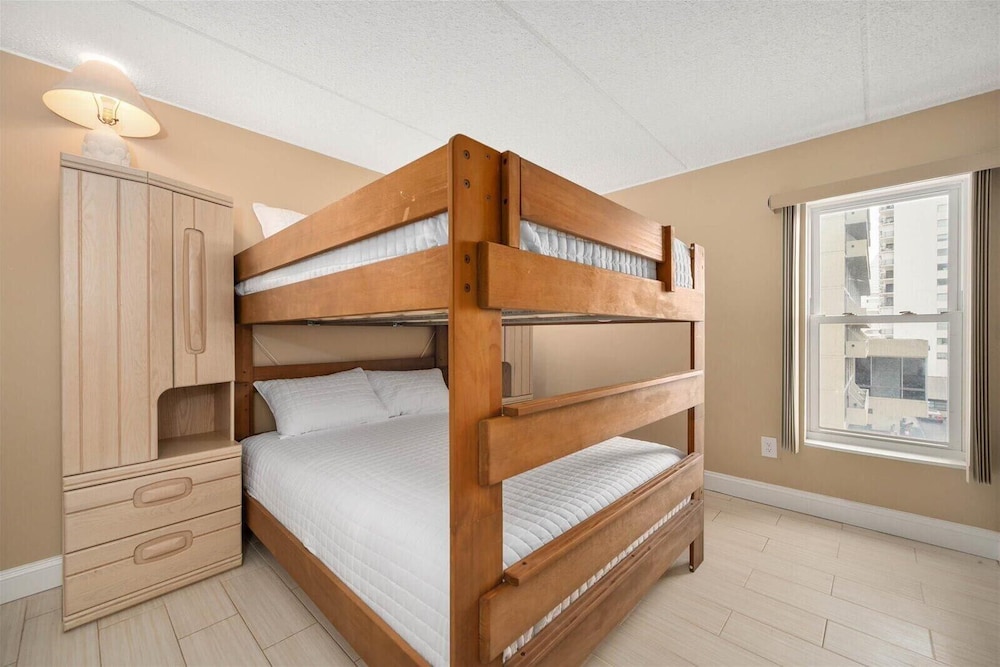 3 Bedroom Spacious English Towers Condo With Indoor Pool! - Ocean City