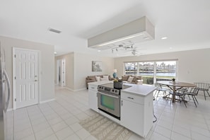 Casa, várias camas (1851 Woodbine Court) | Cozinha privada