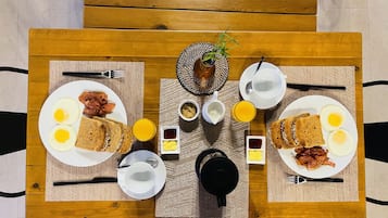 Café da manhã feito na hora todos os dias mediante uma taxa