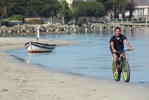 Perto da praia, areia branca 