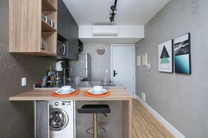 Apartamento | Cozinha privada | Geladeira, micro-ondas, cooktop, máquina de café expresso