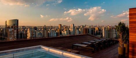 Piscina interna, piscina externa, espreguiçadeiras