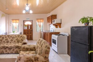 Apartamento, 1 cama queen-size | Sala de estar | Smart TV de 32 de polegadas com canais digitais, televisor, Netflix 