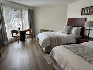 Quarto Duplo Básico, 2 camas de casal, vista para o rio | Roupa de alta qualidade, cofre no quarto 