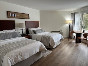Quarto Duplo Básico, 2 camas de casal, vista para o jardim | Roupa de alta qualidade, cofre no quarto 