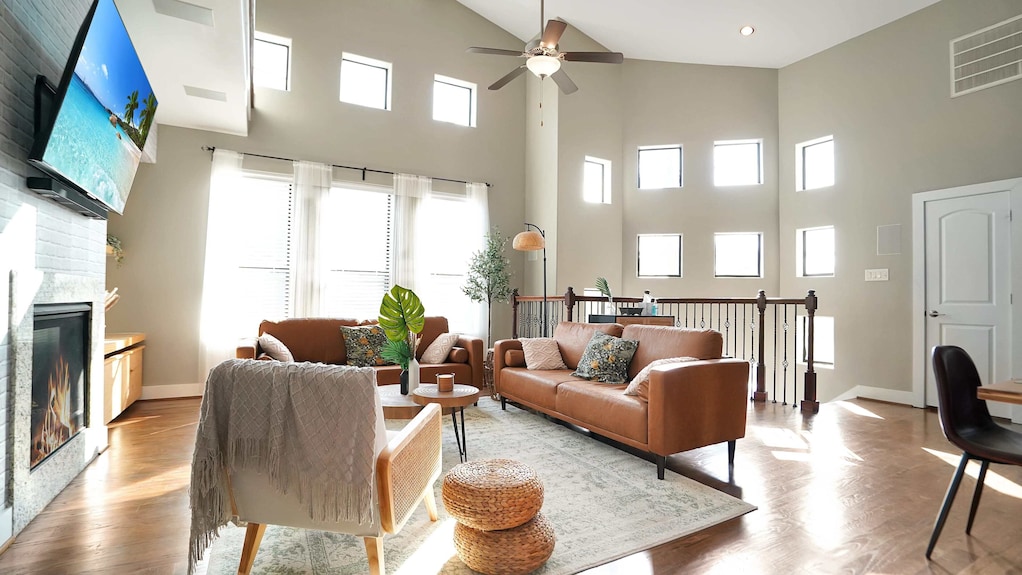 Modern Boho Chic | Downtown View | King Bed | 4br - South Houston, TX