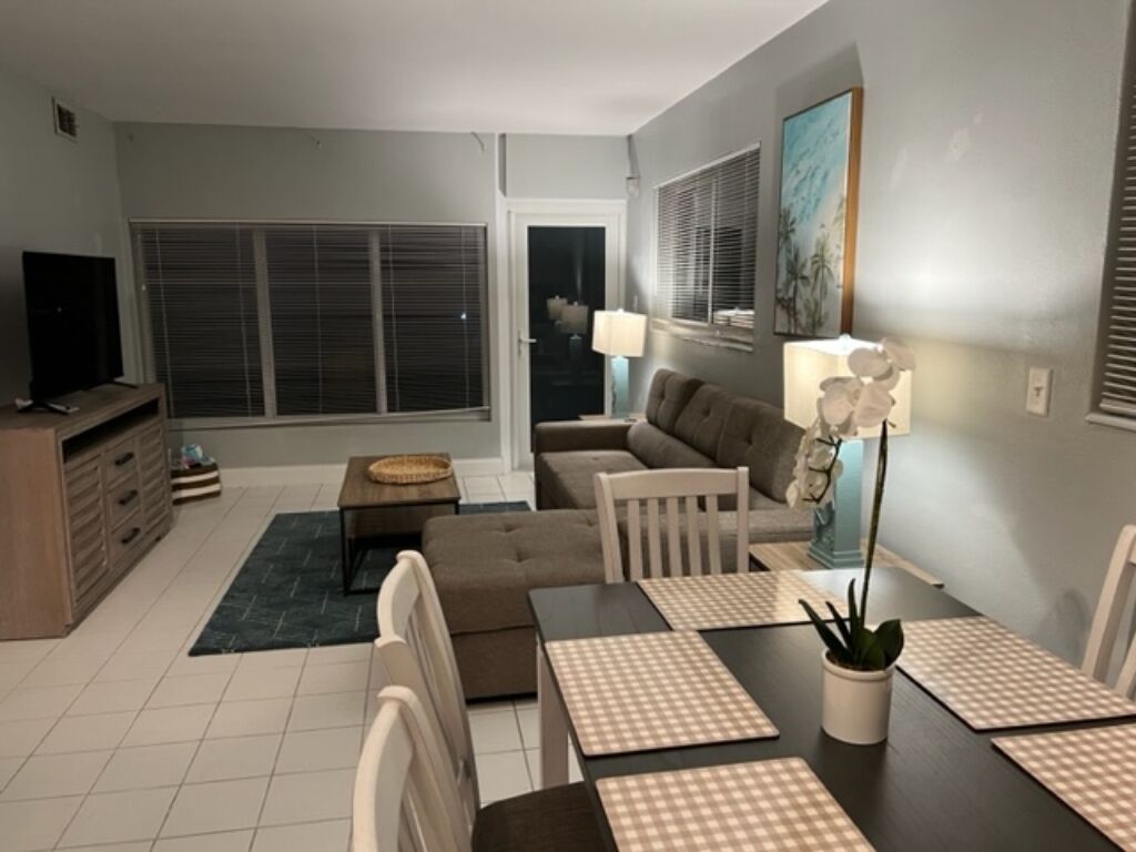 Renovated! Condo 1 Block From The Beach - Deerfield Beach, FL