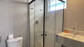 Quarto Duplo ou Twin Económico | Casa de banho | Um polibã, um secador de cabelo, toalhas fornecidas