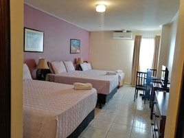 Edredões de penas, secretária, cortinas/cortinados opacos