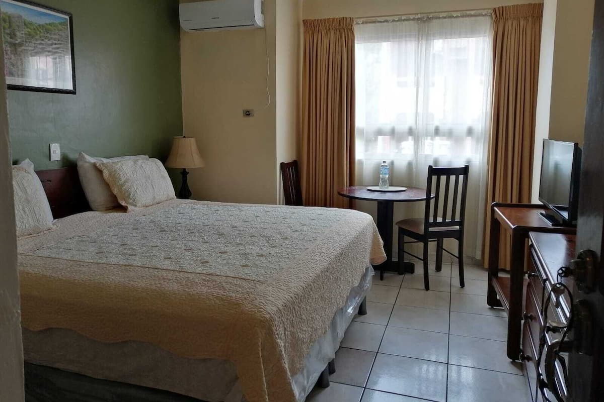 Edredões de penas, secretária, cortinas/cortinados opacos