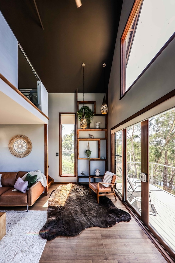 You Can See Three Extinct Volcanos From This Villa Atop A Massive Plateau - Hepburn Springs