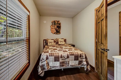 “Brookside Cabin” 4-bedroom Rustic Cabin On The River Just 1/4mile Dt Gatlinburg - Gatlinburg, TN