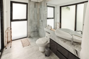 Apartamento, 2 quartos, pátio | Casa de banho