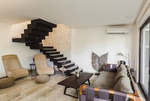 Apartamento, 2 quartos, pátio | Sala