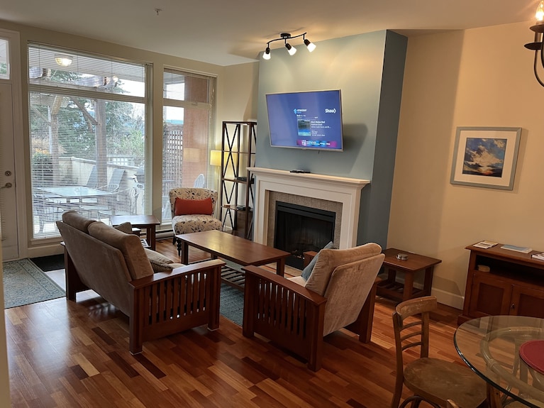 Luxurious Two Bedroom Condo With Private Patio And Ocean View. - Galiano Island