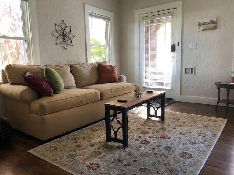 Cozy Spanish Bungalow Bordering Land Park And Downtown - West Sacramento, CA