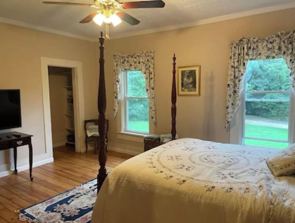 The Fowles Inn At Coe Lake - Berea, OH