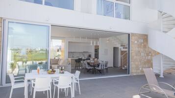 Vila, 3 quartos, piscina particular, vista para o jardim | Opções para refeição ao ar livre