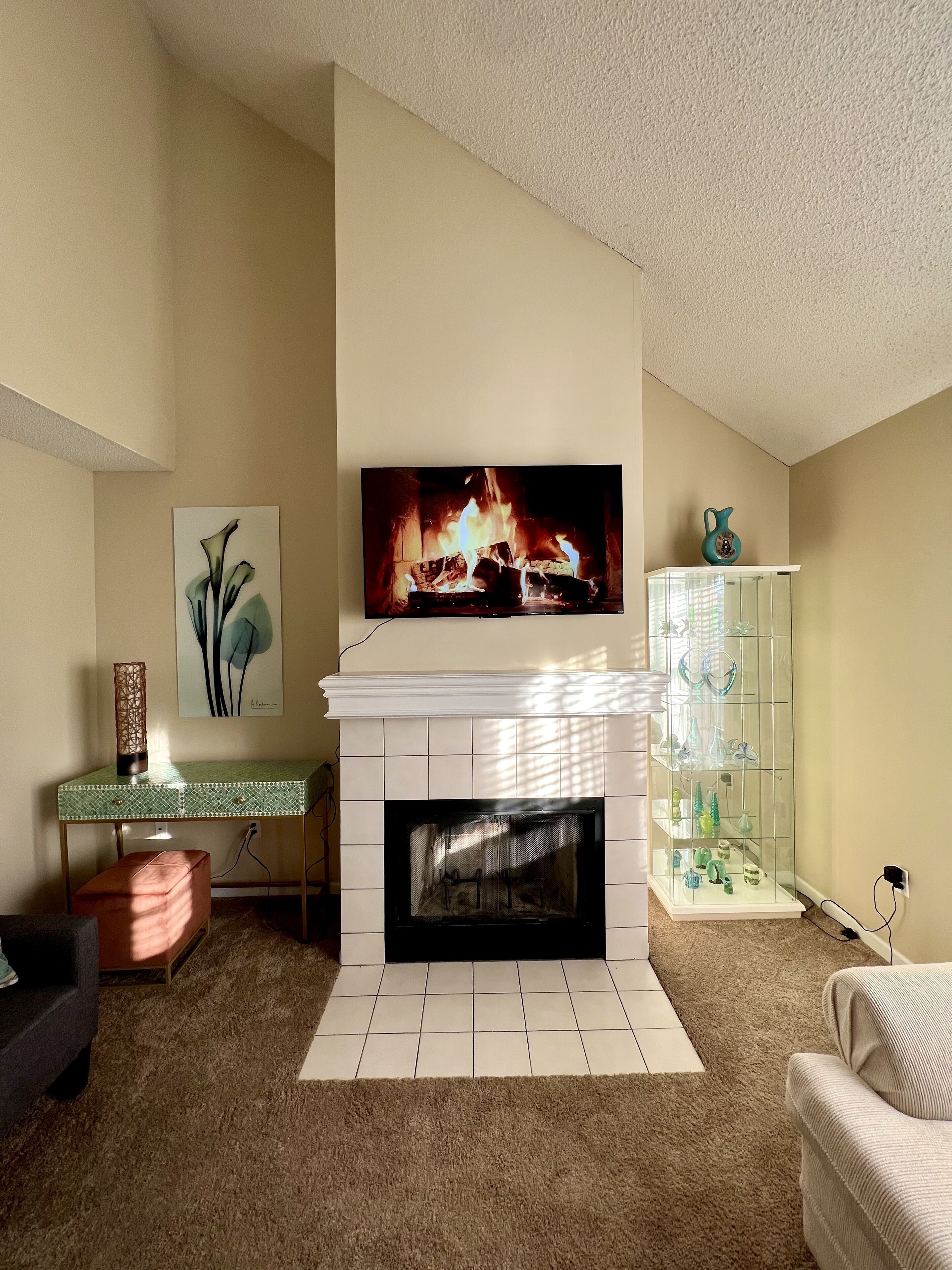 Great Contemporary 4 Bedroom House With A Fenced Yard. Your Home Away From Home - Lawrence, KS