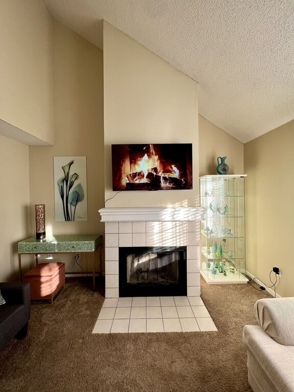 Great Contemporary 4 Bedroom House With A Fenced Yard. Your Home Away From Home - Lawrence, KS