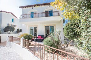 Vila, 3 quartos, piscina particular, vista para o jardim | Fachada