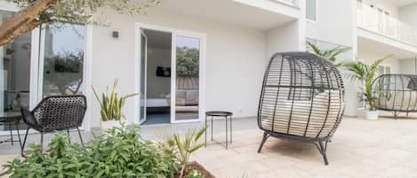 Quarto luxo, 1 cama King, vista para o jardim, no piso térreo | Frigobar, cofres nos quartos, individualmente decorados