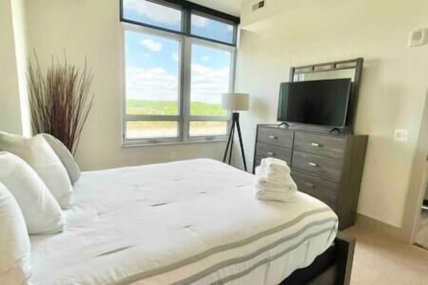 Luxury Living | Heart Of Tysons | Spacious | Comfy - Fairfax, VA