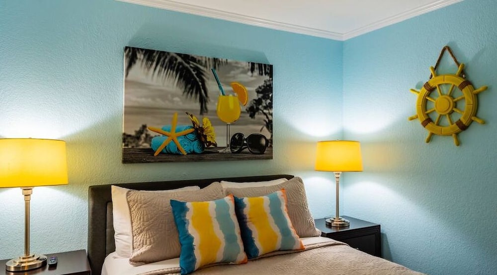 Catch Some Rays By The Bay! Waterfront Resort Condo 5 Minutes From Tpa - Tampa, FL