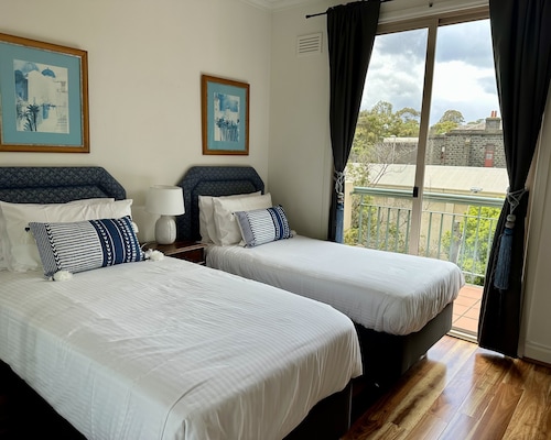 Luxuriously Top Floor Haven - Melbourne