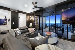 Apartamento luxo, 2 quartos, 2 banheiros, vista para o oceano (Lvl 39) | Área de estar | TV de tela plana 24 polegadas com canais a cabo