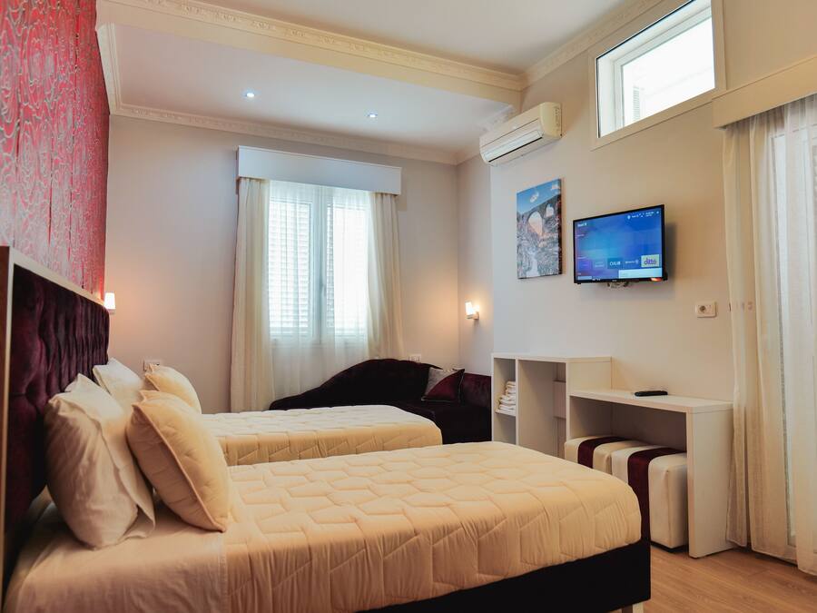 Edredões de penas, secretária, quartos insonorizados, Wi-fi grátis