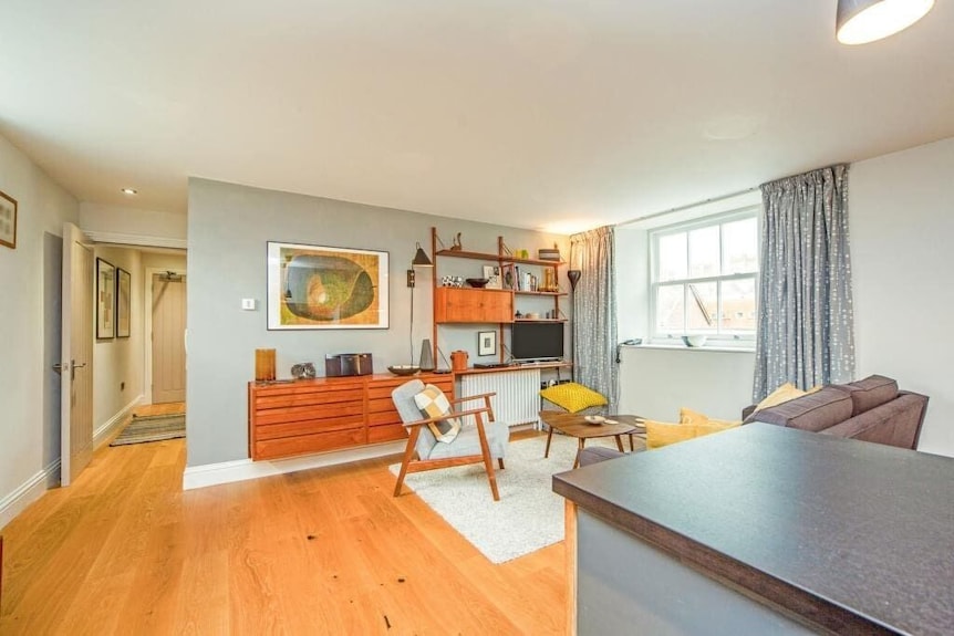 Stylish Two Bed Flat, City Centre, Free Parking - Glastonbury