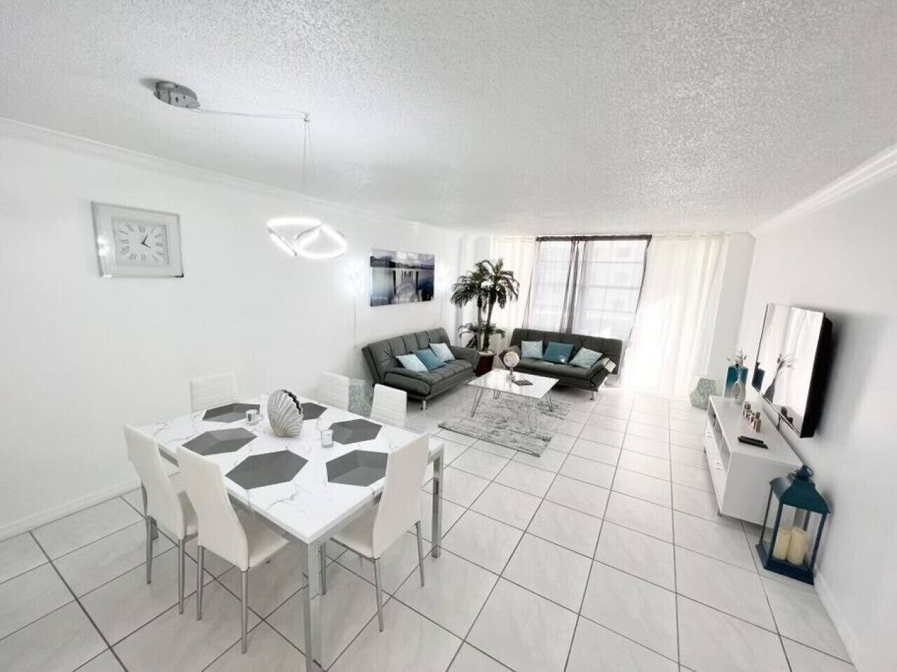 Oceanfront Luxury Escape | Modern 1-bedroom Suite | Sleeps 6 - Hollywood, FL