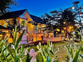 Pequenos-almoços, almoços, jantares servidos, com vista para o jardim 