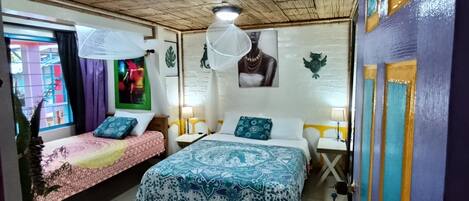 Quarto família, 1 quarto, suíte, no piso térreo | Individualmente decorados, espaço de trabalho para notebook