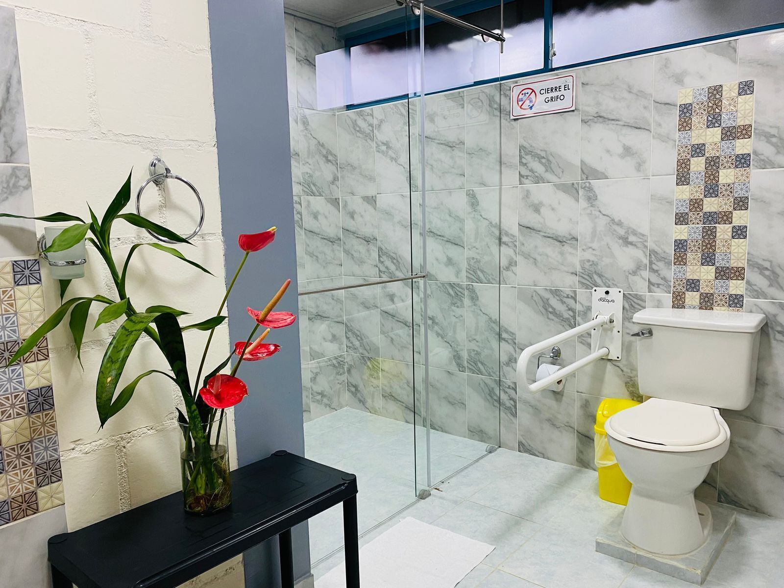 Quarto Comfort, 1 cama de casal, não fumadores, vista para o jardim | Casa de banho | Um chuveiro fixo, um secador de cabelo, toalhas fornecidas, sabão 