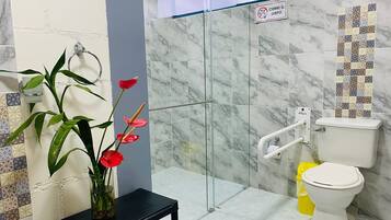 Quarto Comfort, 1 cama de casal, não fumadores, vista para o jardim | Casa de banho | Um chuveiro fixo, um secador de cabelo, toalhas fornecidas, sabão