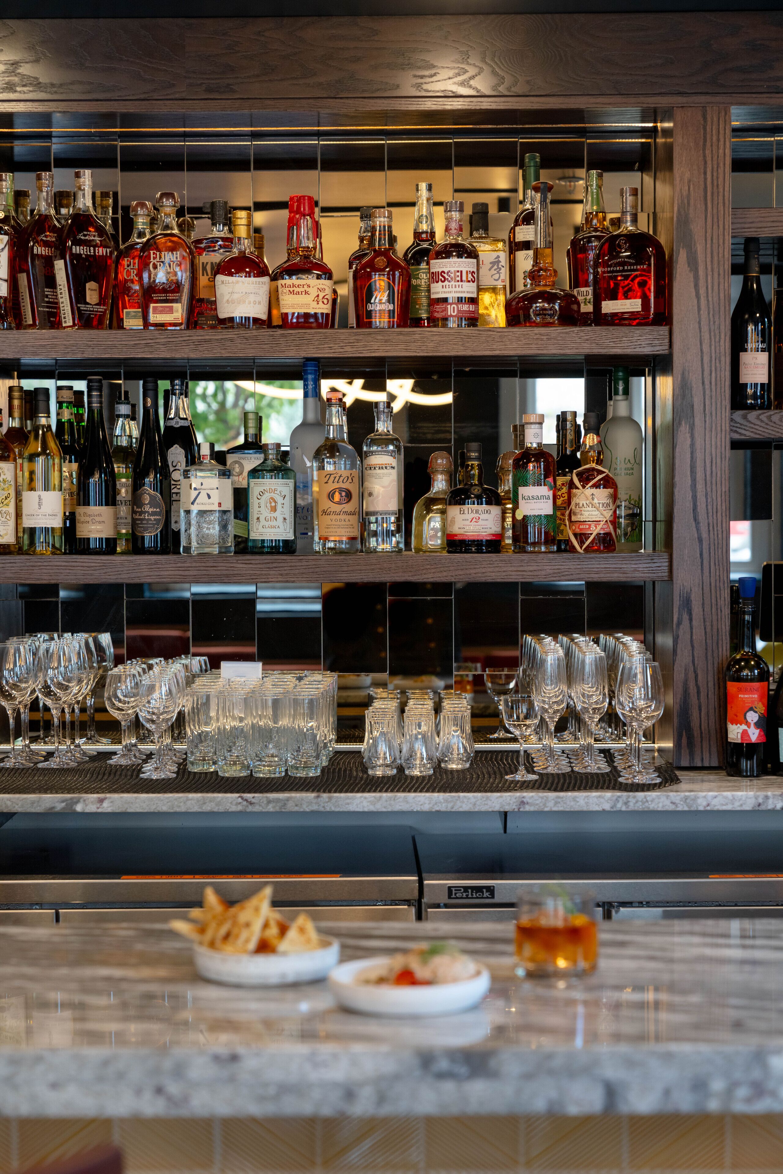 3 bares/lounges, um bar junto à piscina 