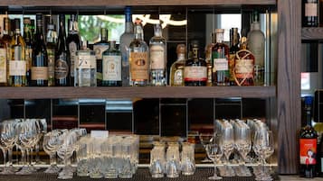 3 bares/lounges, um bar junto à piscina