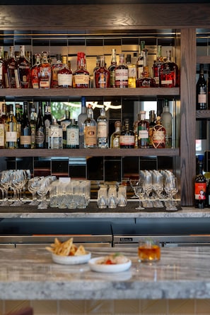 3 bares/lounges, um bar junto à piscina 