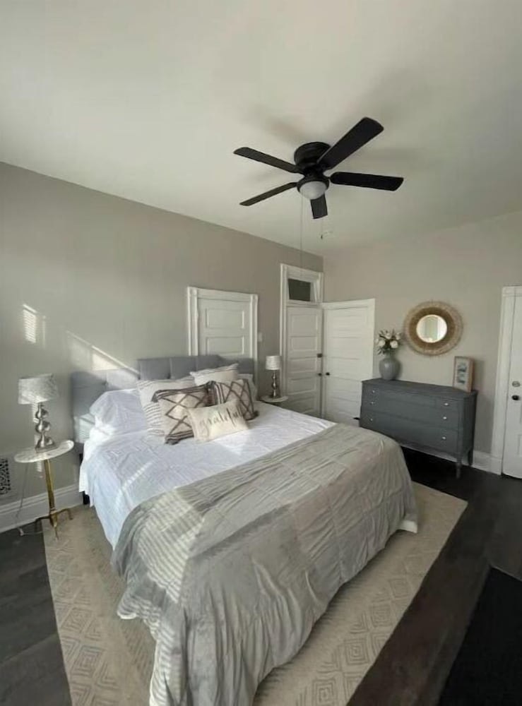 Large Families! Safe/walkable! Perfect location! - St. Louis | Vrbo