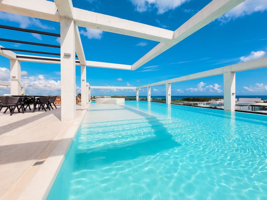 Piscina exterior, espreguiçadeiras