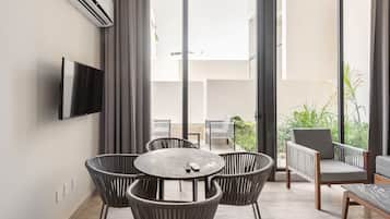Apartamento superluxo, 1 quarto, piscina particular, no piso térreo | Área de estar | TV de tela plana 42 polegadas com canais a cabo, TV