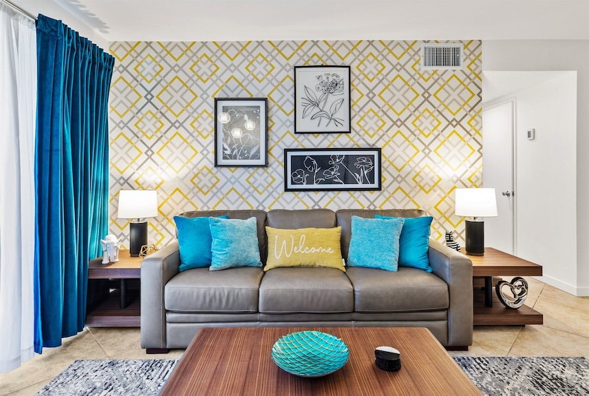 Downtown Oasis. Stylish 2 Br W King Beds. Quiet Complex W Pool. - Palm Springs, CA